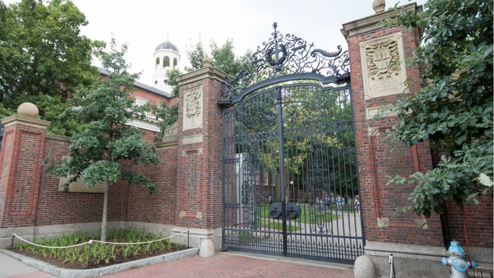 Coronavirus: Harvard moves to online classes, asks students not to ...