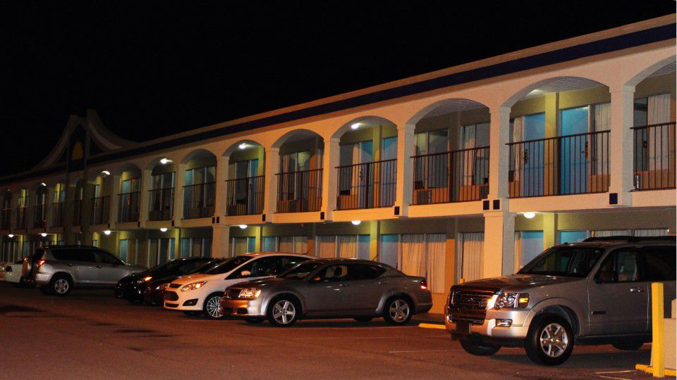 Texas shooting: 3 dead, including suspected gunman, at Houston motel; 2 ...
