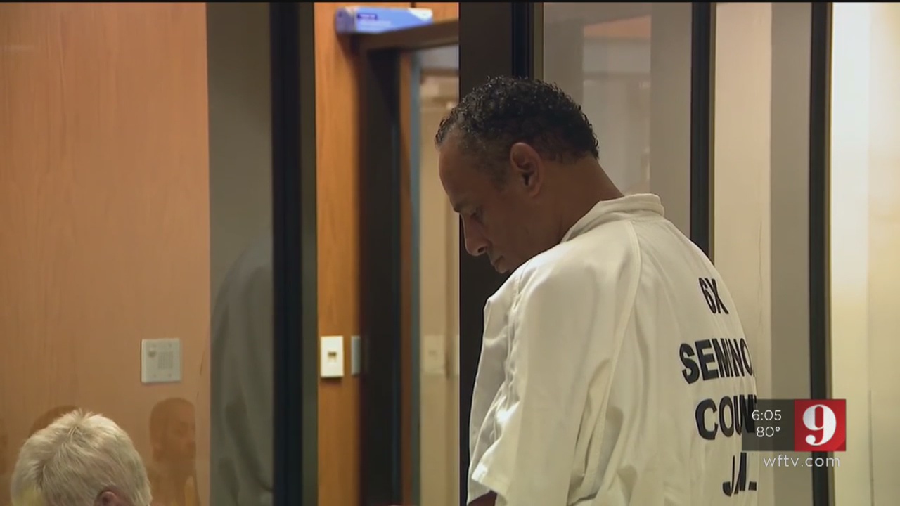 Police: Bank robber disguised as woman threatens to 'kill everyone here ...