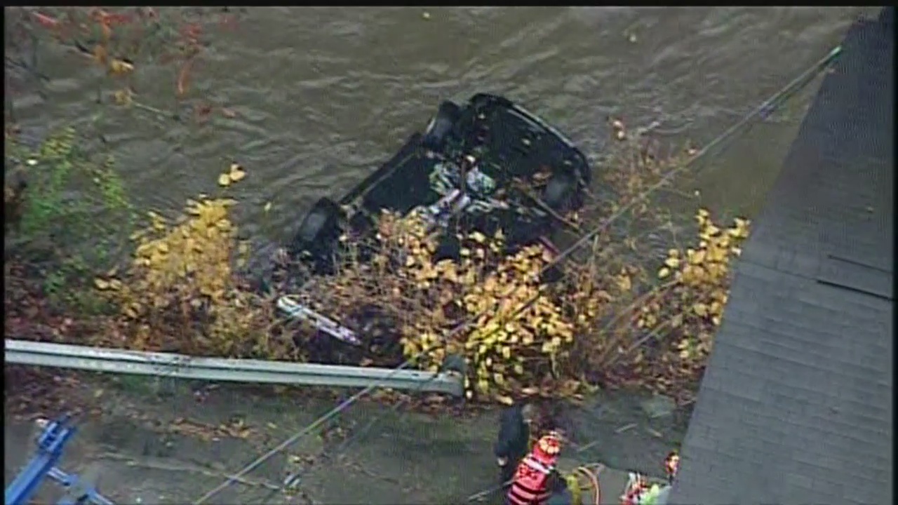 Overturned car pulled from Pine Creek in Shaler after crash – WPXI