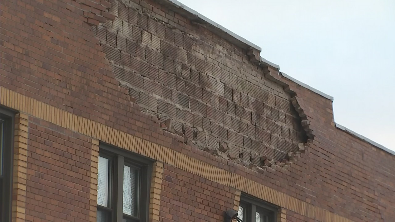 Families forced out after bricks fall from their apartment building – WPXI