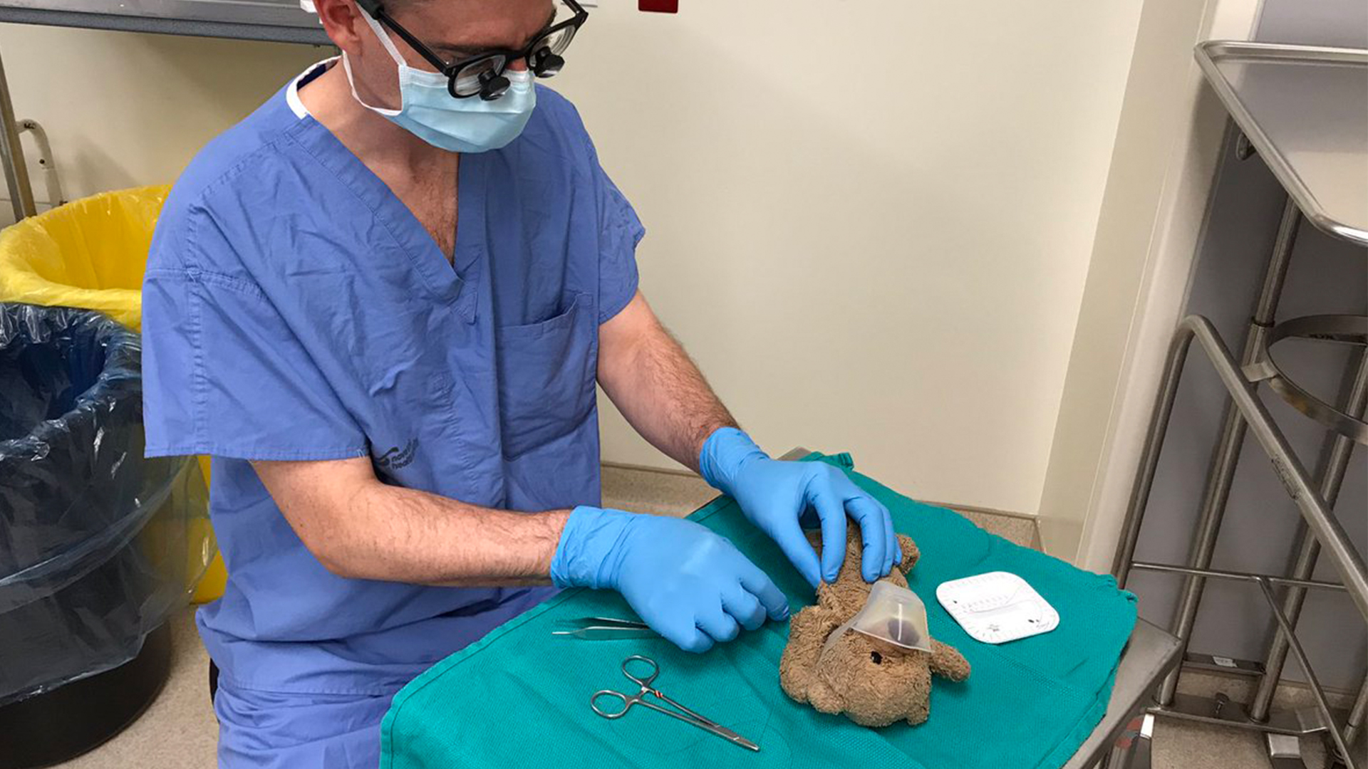Doctor performs 'surgery' on teddy bear for boy undergoing his own ...