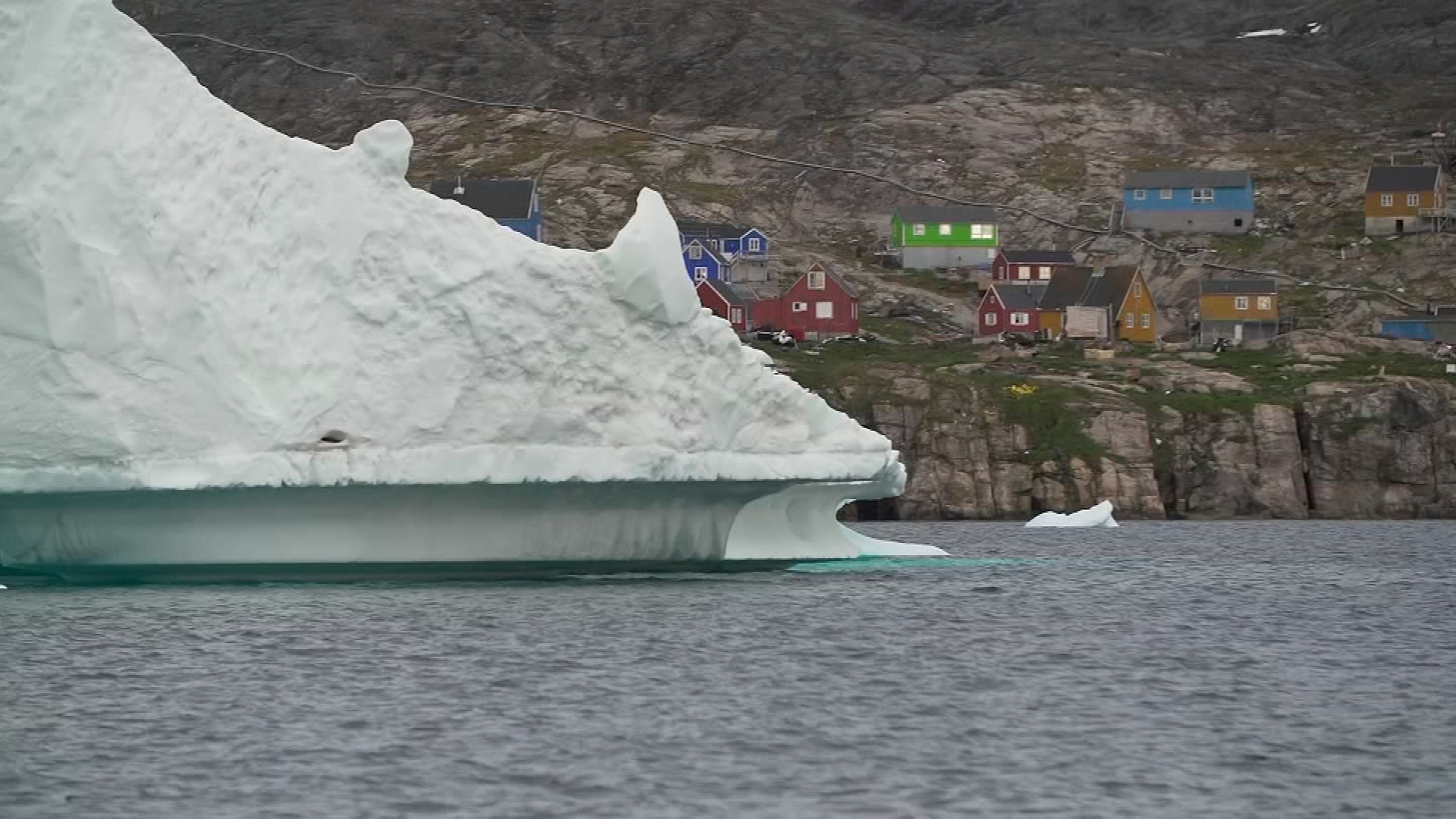 Massive iceberg looms off Greenland coast, threatening tiny village – WPXI