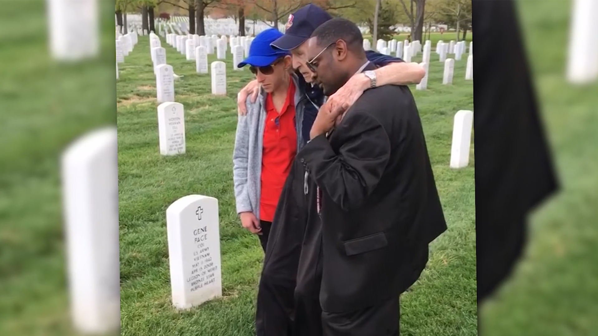 Cemetery worker carries World War II vet to wife's Arlington grave – WPXI