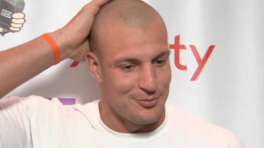 Rob Gronkowski shaves his head for kids with cancer at Buzz Off event ...