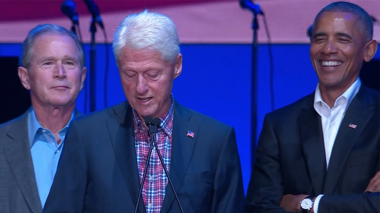 Former President George W. Bush cracks joke, Obama gets the giggles ...