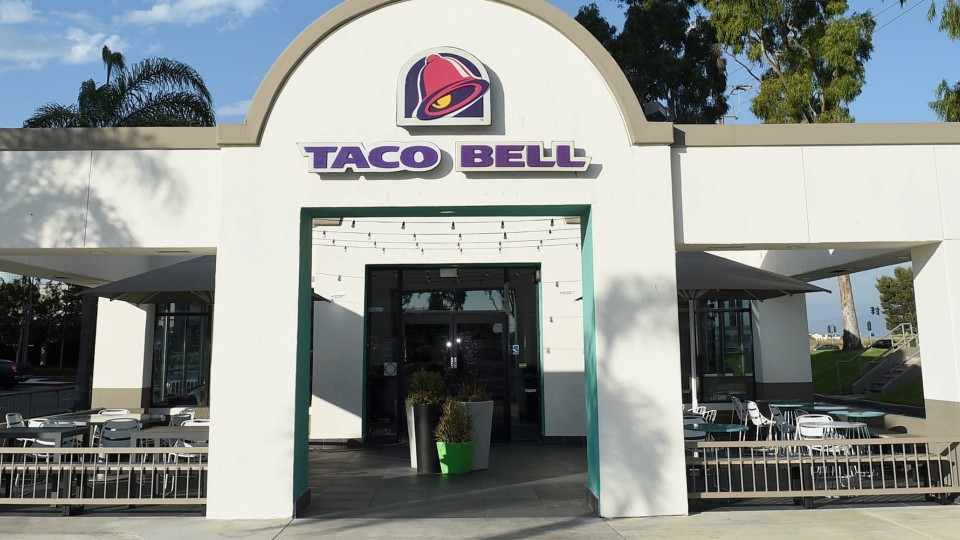 Taco Bell is ditching drive-thru, adding booze in hundreds of new ...