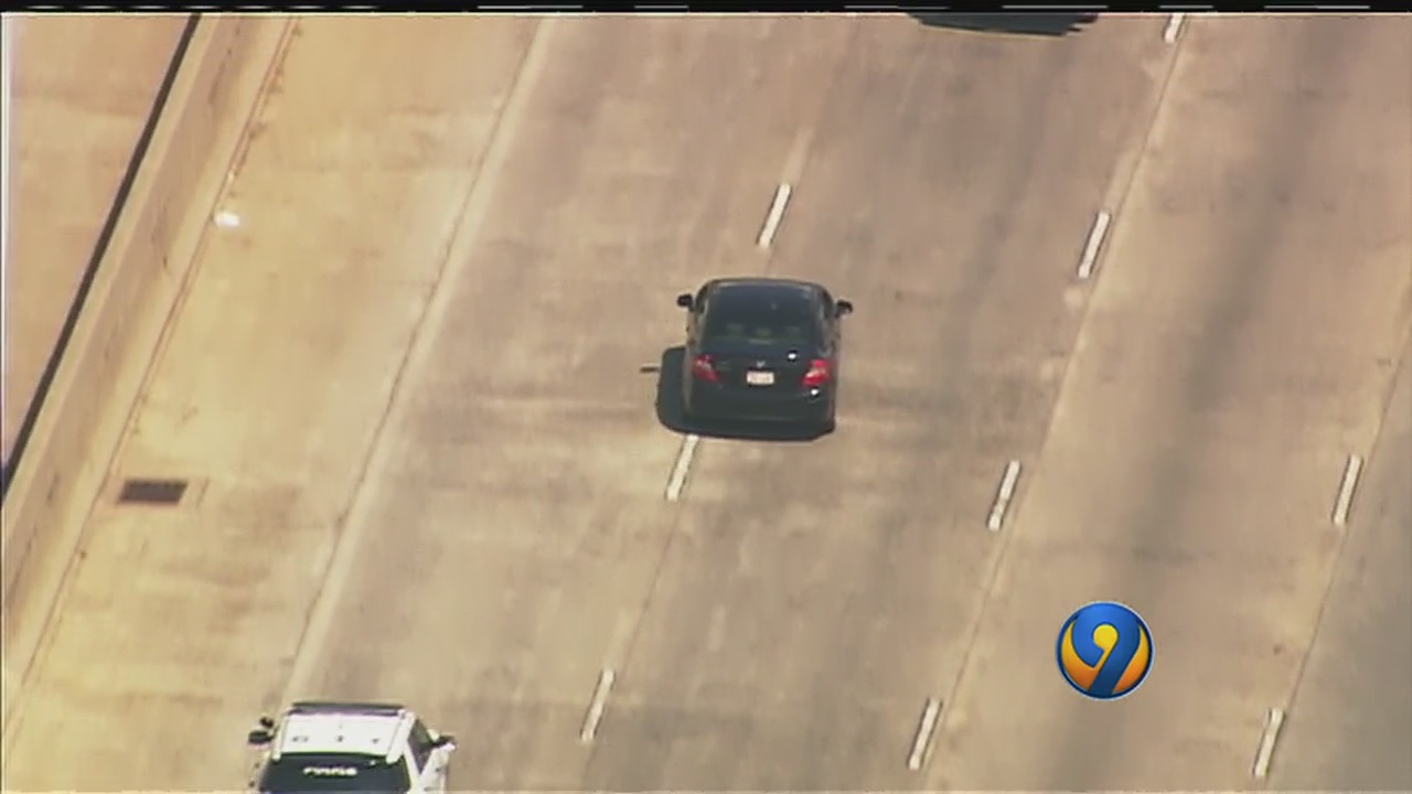 Suspect ditches car, jumps onto moving train to escape police – WSOC TV