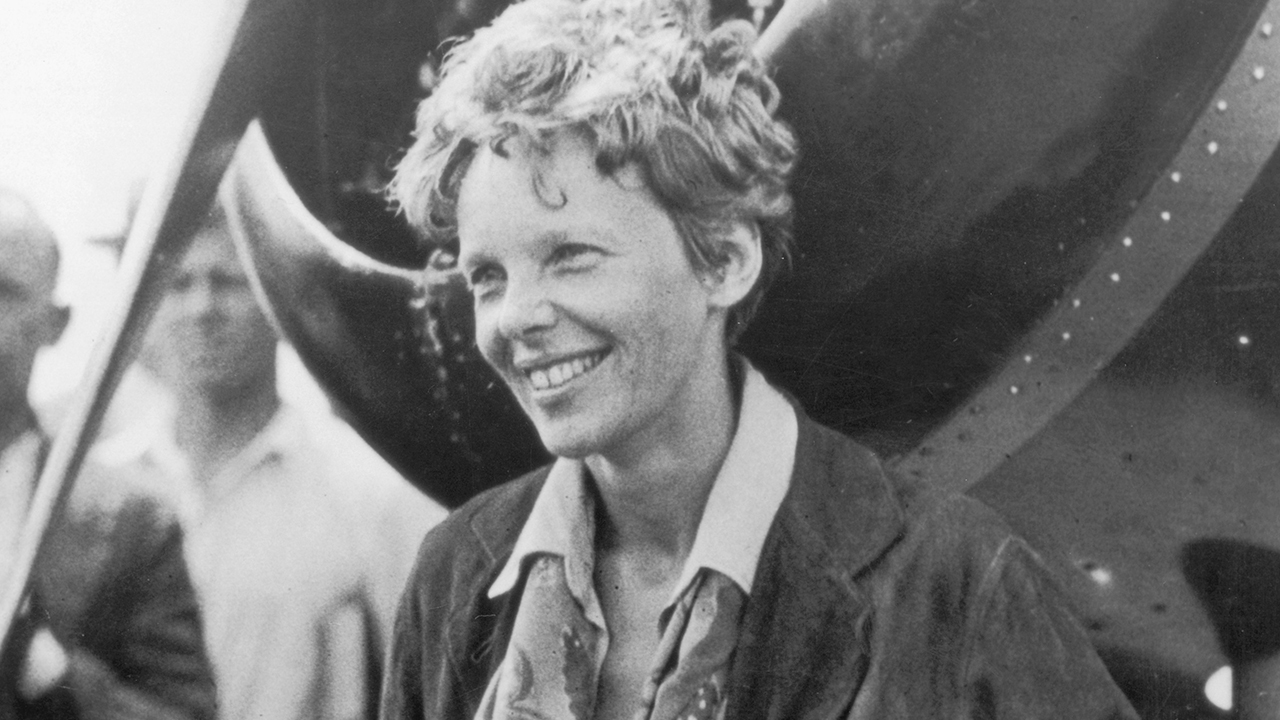 Has mysterious Amelia Earhart photo been debunked?