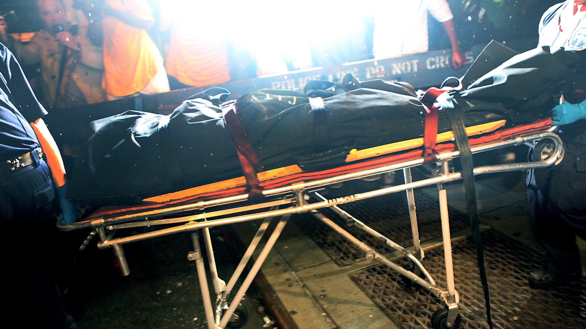 Gurney carrying dead body falls from coroner's van into traffic – WFTV