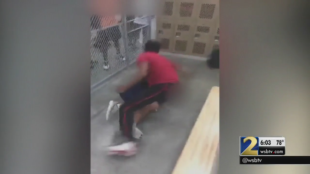 'WWE-style fight' breaks out in high school locker room – WSB-TV ...